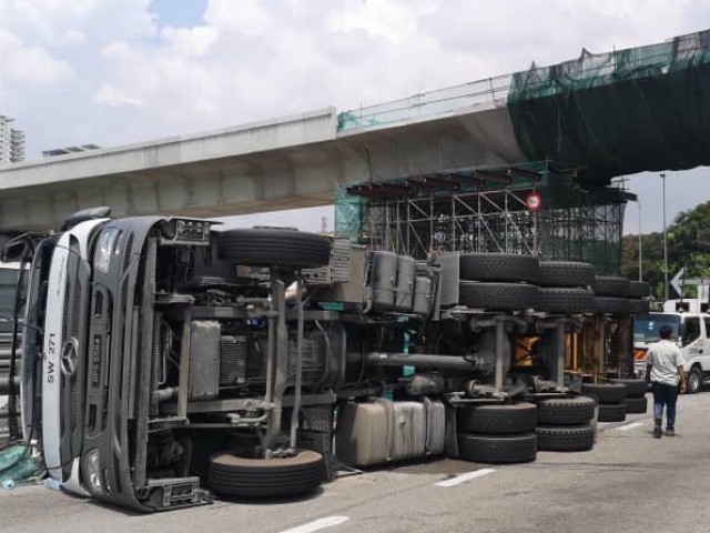 Truck topples along PLUS highway | Bigwheels.my
