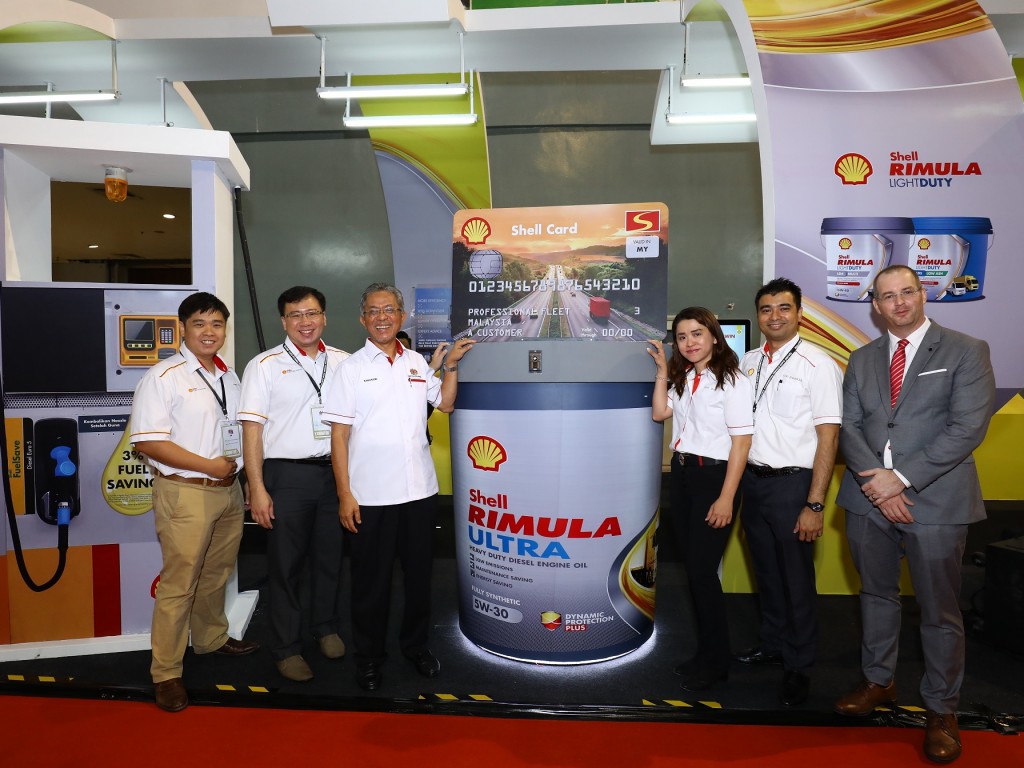YB Datuk Kamarudin Jaafar (3rd left) with the Shell Malaysia team and ...