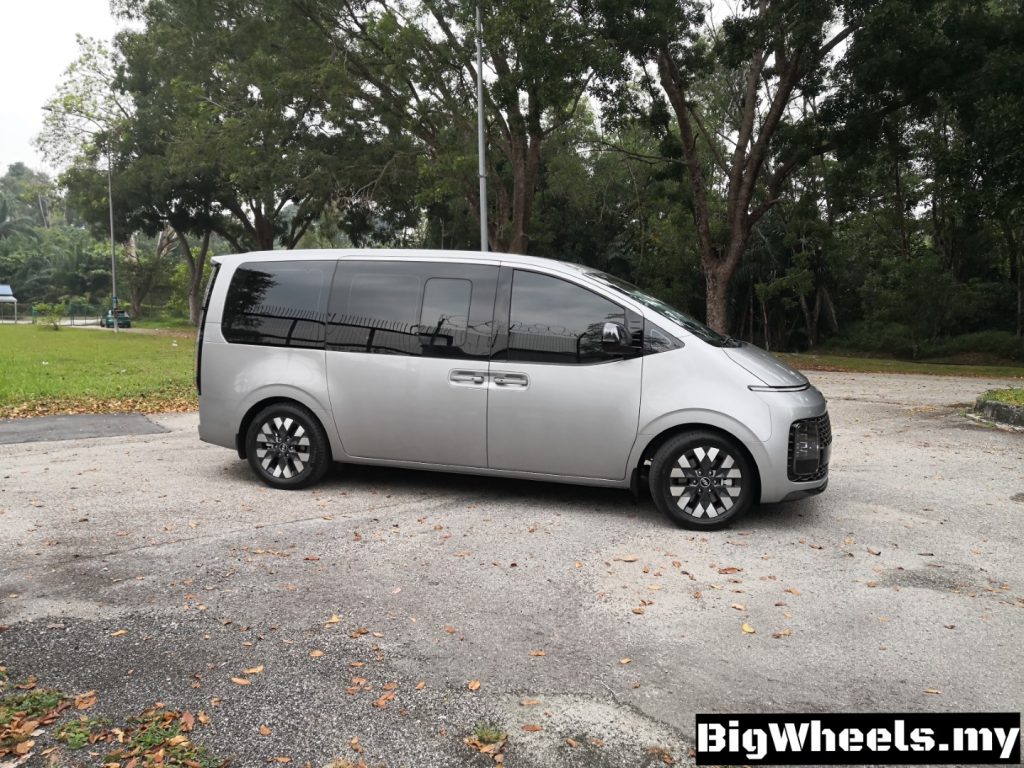 Review: 2021 Hyundai Staria – Don’t Compare it With an Alphard ...