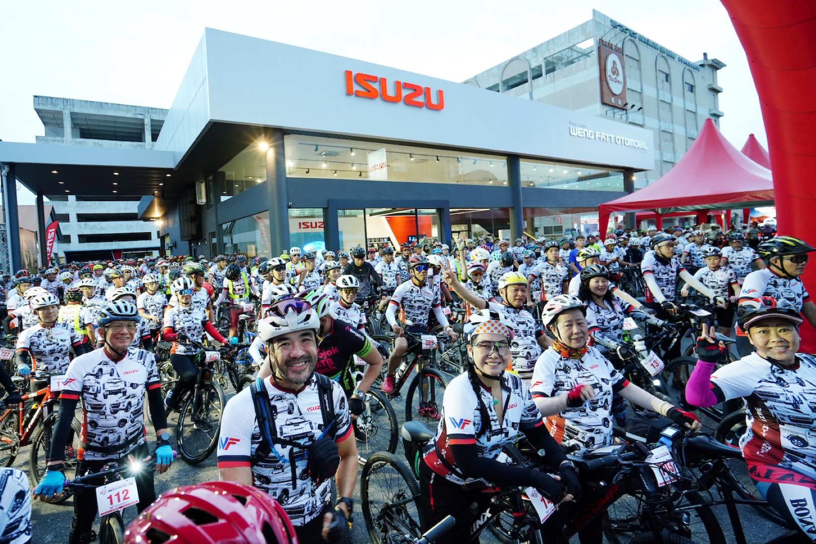 750 cyclists gather to celebrate new Isuzu 3S centre launch | Bigwheels.my